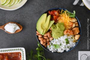 Burritos bowl au poulet, haricots rouges et avocat