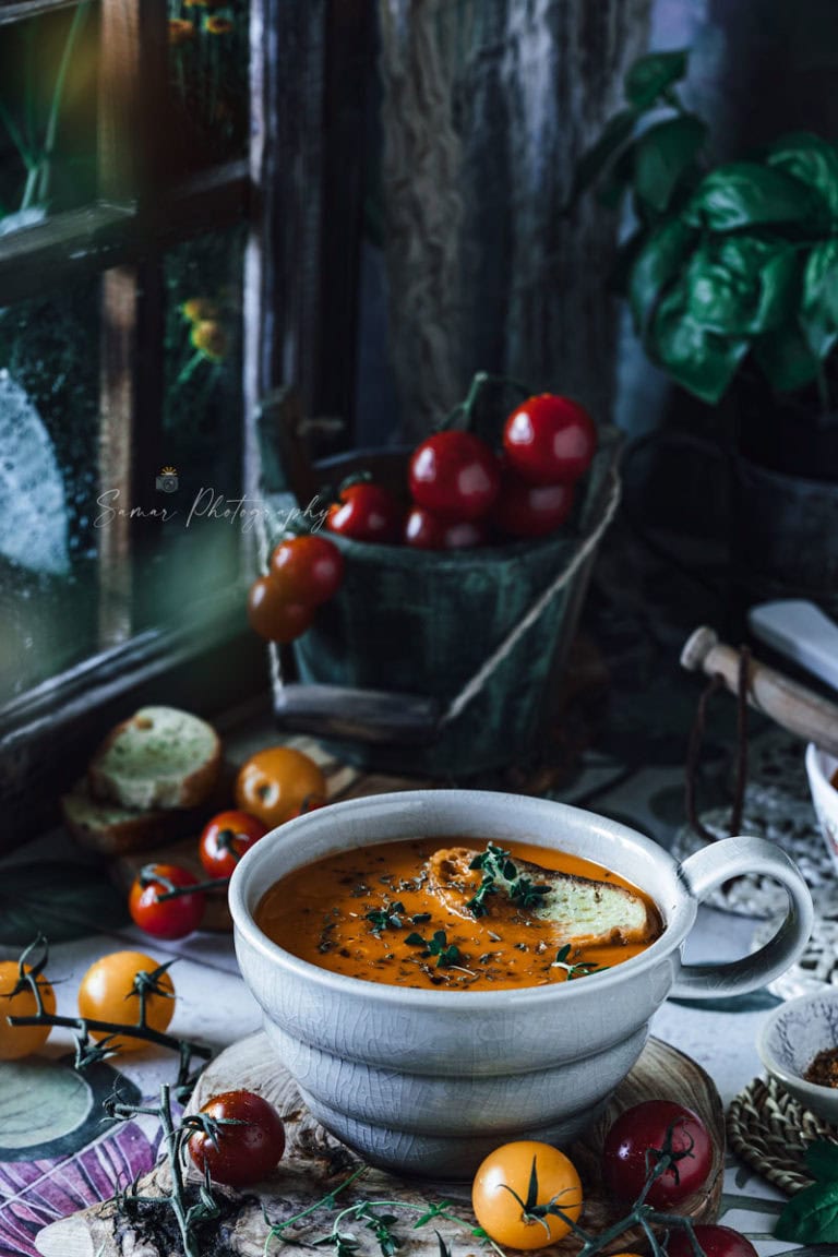 Soupe à la tomate, poivron rouge rôti et ail